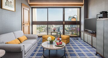 Suíte família, 2 quartos | Roupas de cama premium, frigobar, cofres nos quartos, escrivaninha