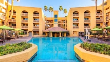 7 piscinas exteriores, guarda-sóis, espreguiçadeiras