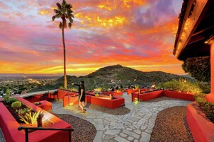 3 restaurantes, é servido café da manhã