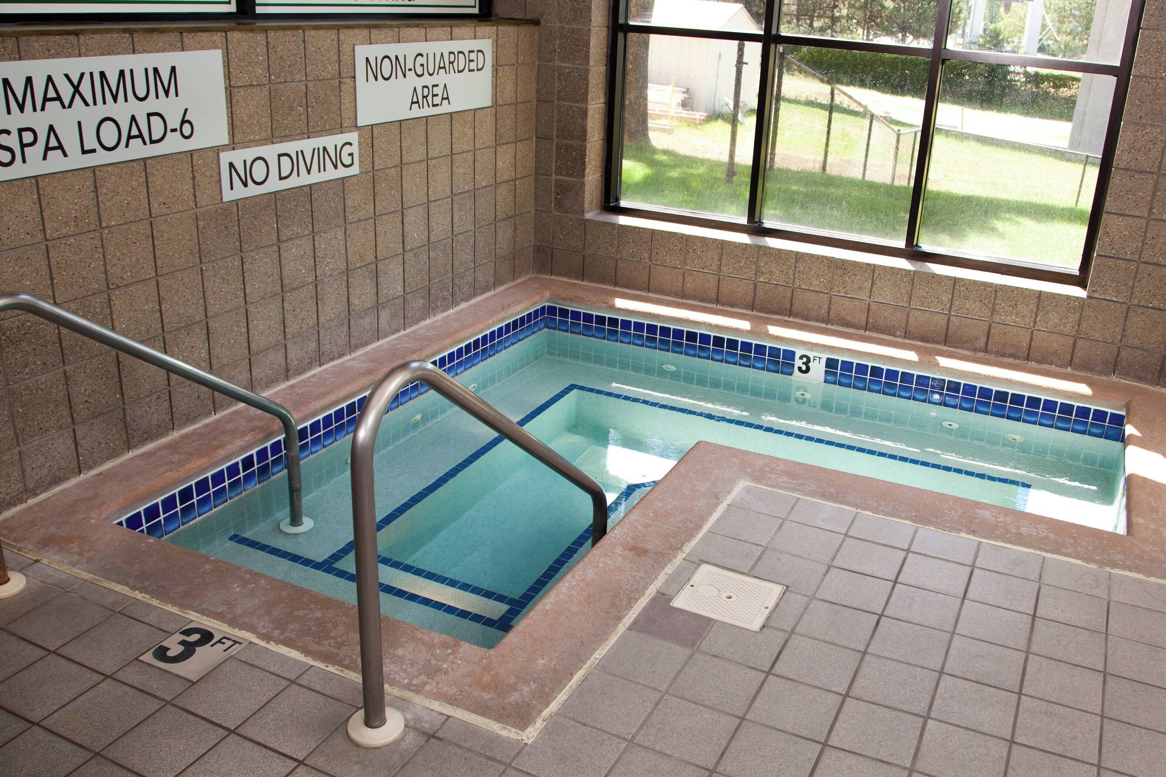 Piscina spa com capacidade máxima de 6 pessoas, área não vigiada e sem permissão para mergulho.