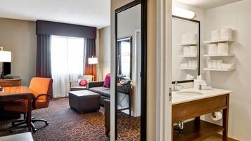 Cofre no quarto, secretária