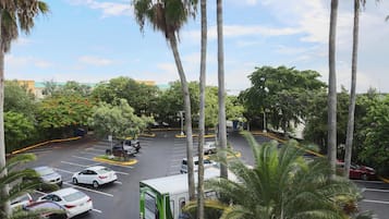 Estacionamento sem manobrista (sujeito a cobrança): USD 5 por estadia