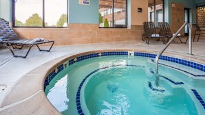 Uma área de piscina com profundidade de 90 centímetros, espreguiçadeiras e uma placa indicando capacidade máxima para 18 pessoas.