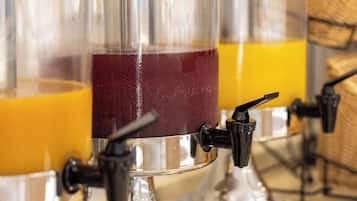 Pequeno-almoço tipo buffet diário (13 EUR por pessoa)