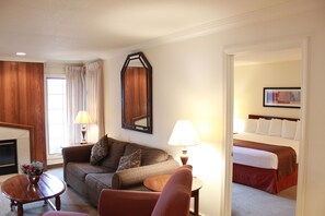 Cofres nos quartos, ferros/tábuas de passar roupa, berços grátis