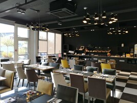 Café da manhã com buffet diário (EUR 19.00 por pessoa) 