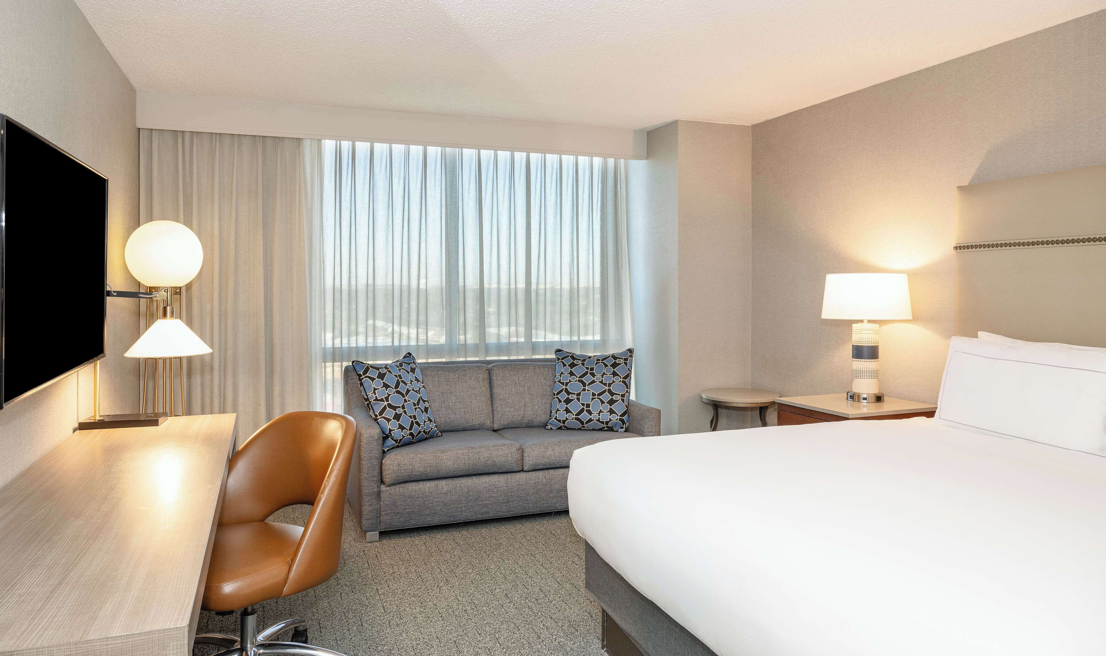 Quarto, 1 cama King | Área de estar | TV LED, filmes pagos