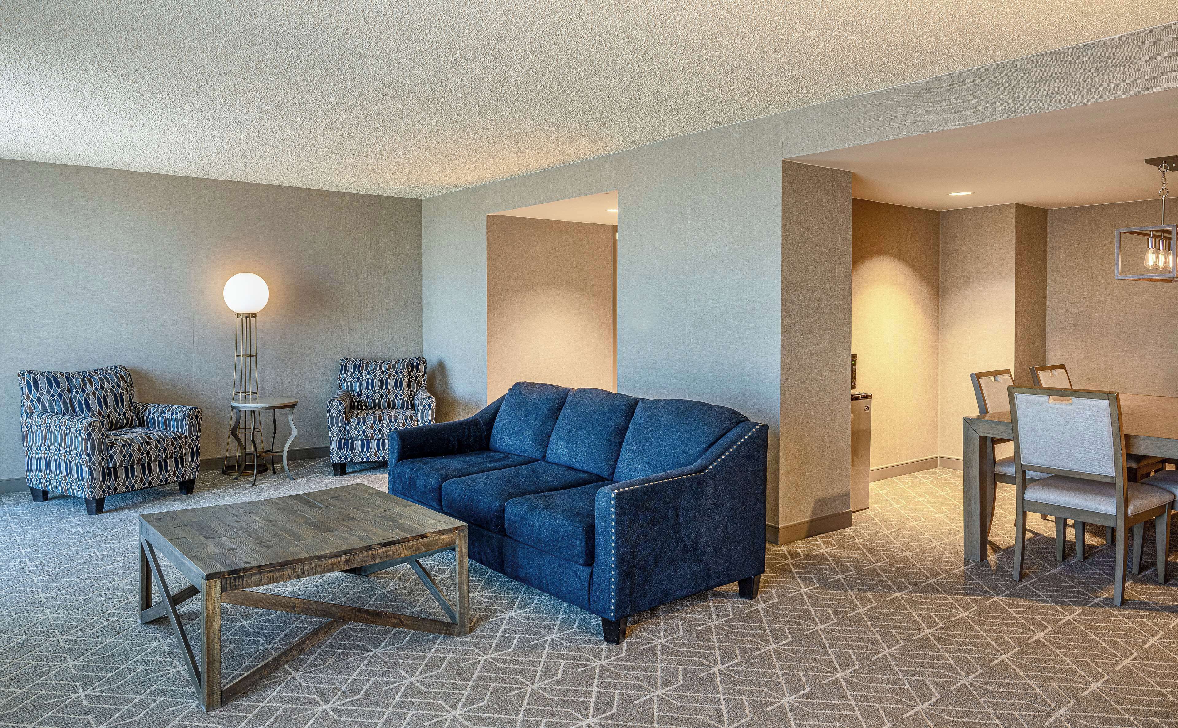 Suíte, 1 cama King (2 Room Suite) | Área de estar | TV LED, filmes pagos