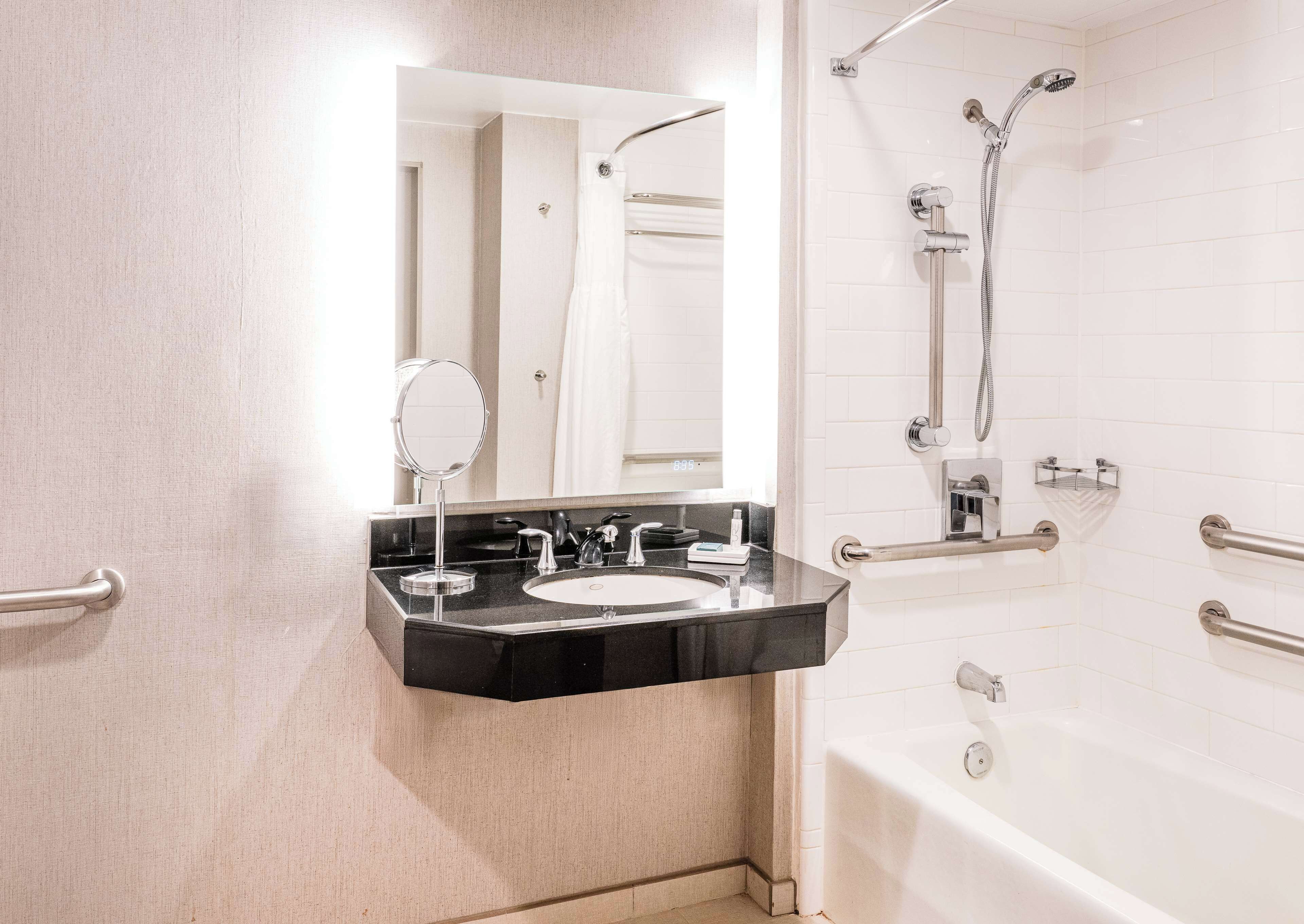 Quarto, 1 cama King, acessível (Roll In Shower, Mobility/Hearing) | Banheiro | Produtos de toalete de grife, secador de cabelo, toalhas de banho 