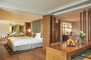 Roupas de cama premium, frigobar, cofres nos quartos, escrivaninha