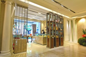 3 restaurantes, com serviço de almoço e jantar; culinária japonesa