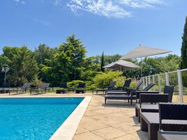 Piscina externa sazonal, funciona das 8h às 20h30, espreguiçadeiras