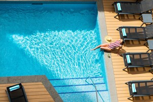 Piscina exterior, espreguiçadeiras 