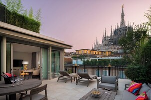 Duomo Terrace Penthouse One Bedroom | Roupas de cama premium, frigobar, cofres nos quartos, escrivaninha