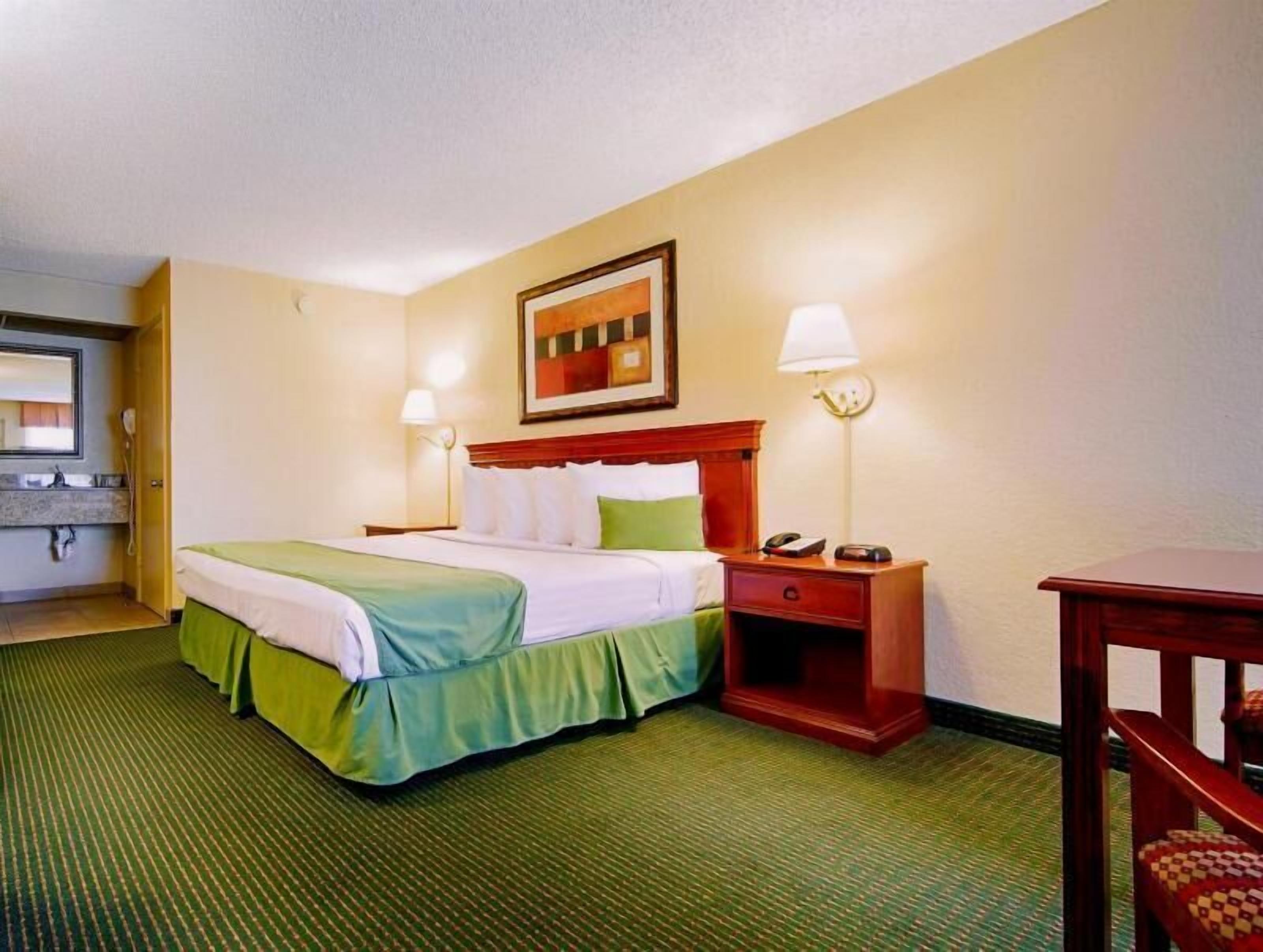 Cofre no quarto, secretária, cortinas/cortinados opacos 