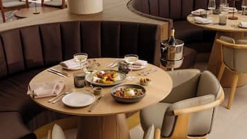 Pequeno-almoço tipo buffet diário (45 AUD por pessoa)