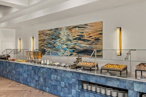 Pequeno-almoço tipo buffet diário mediante uma taxa