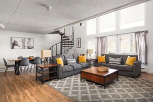 Apartamento em Condomínio Fechado, 2 quartos, cozinha, vista para o vale | Sala de estar | Smart TV de 55 polegadas com canais por cabo 