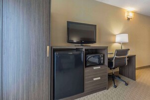Deluxe Queen Room with Sofa Bed, Ground Floor | Roupa de alta qualidade, camas de colchão pillowtop, secretária 