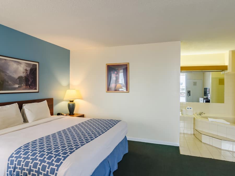 Individualmente mobiliados, escrivaninha, cortinas blackout