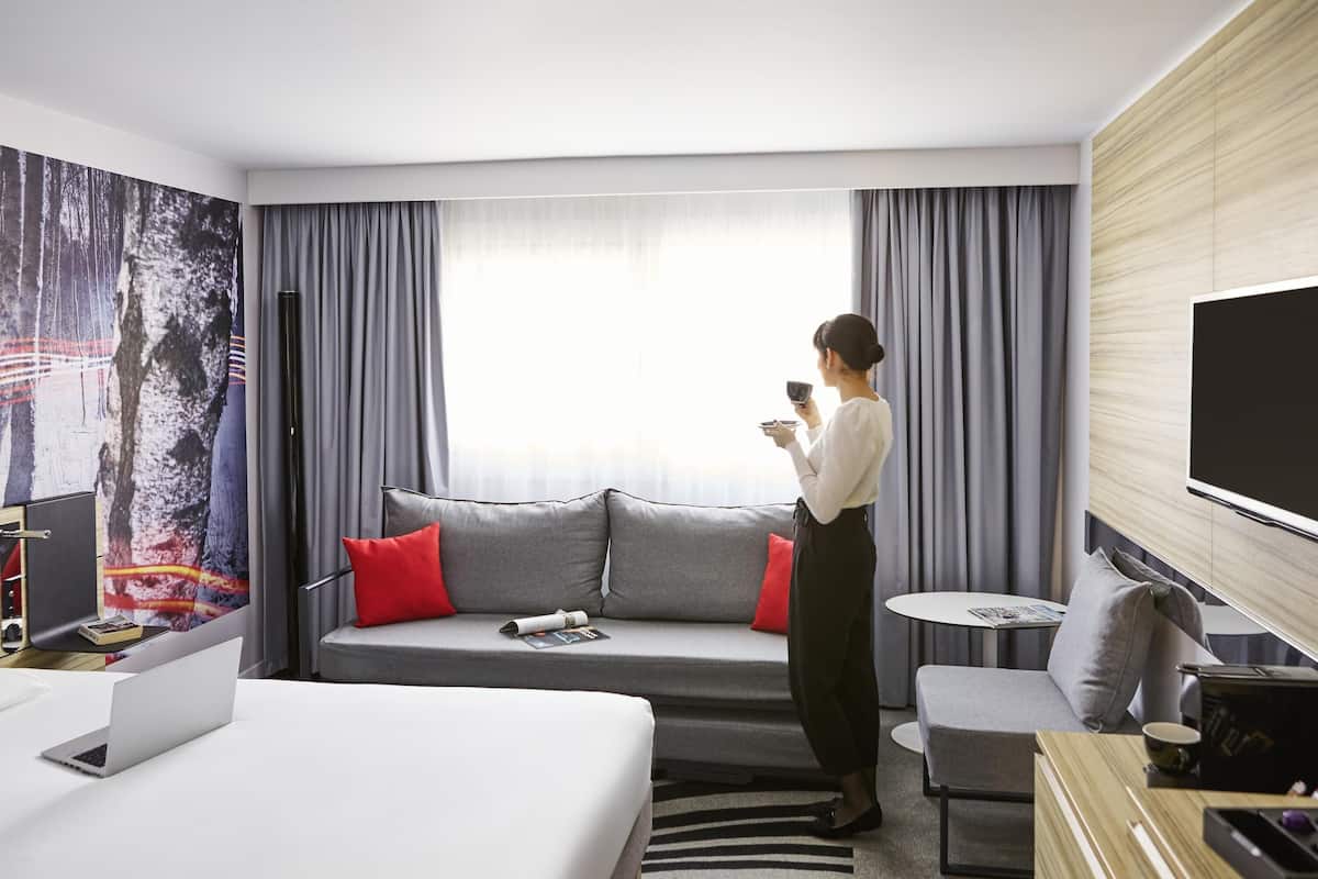 Quarto Superior, 1 cama queen-size e sofá-cama | Roupa hipoalergénica, minibar, cofre com capacidade para portátil