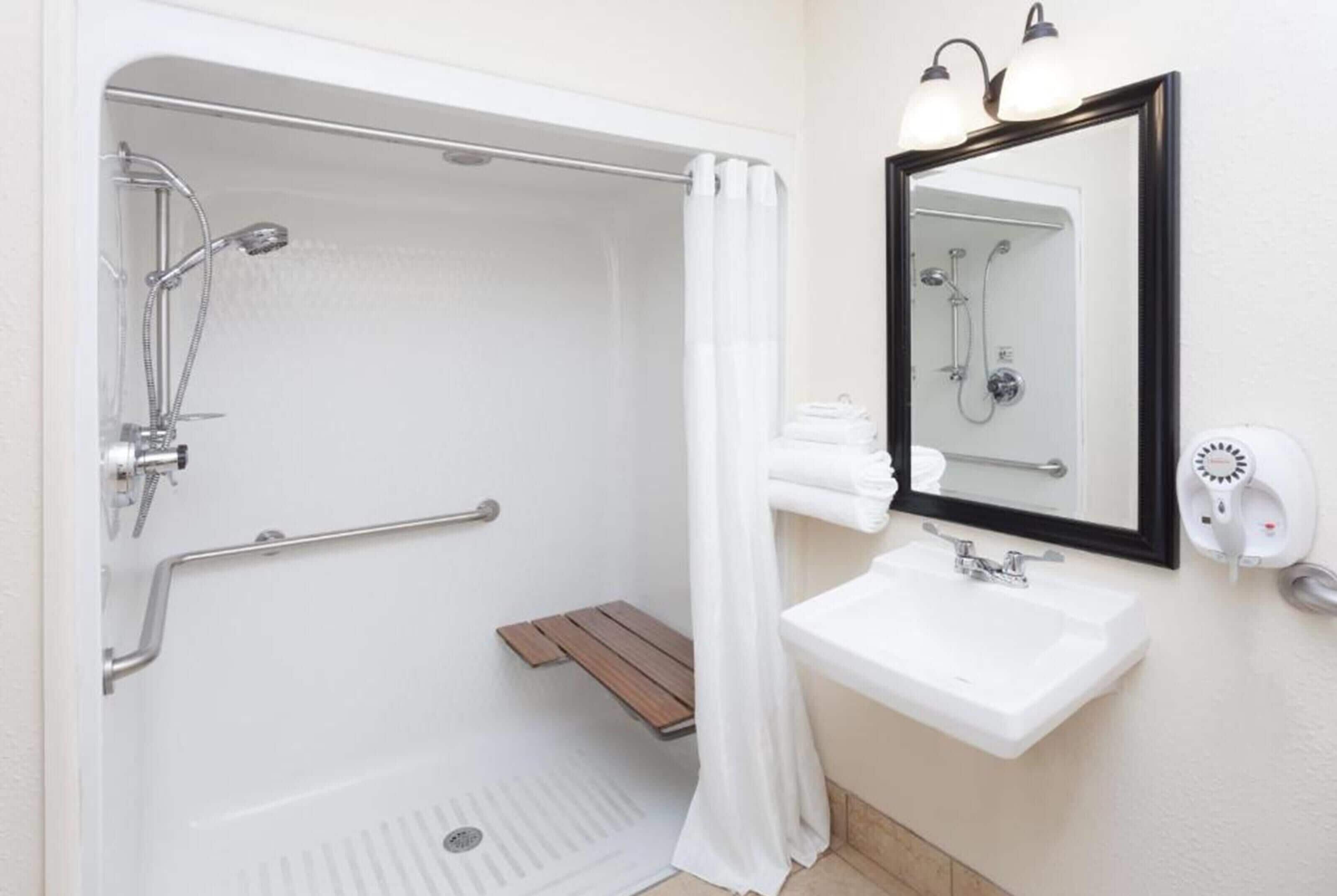 Quarto, 1 cama queen-size, acessível, não fumadores (Roll-In Shower) | Casa de banho | Uma combinação polibã/banheira, um chuveiro de hidromassagem 