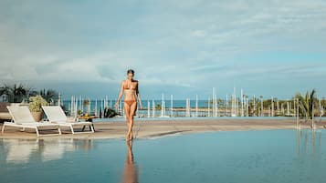 2 piscinas externas, funciona das 7h às 22h, barracas, espreguiçadeiras