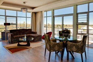 Suite Executiva | Sala de estar | Televisor 