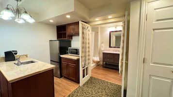 Quarto standard, 2 camas Queen, para não fumantes, cozinha americana (Oversized Room) | 1 quarto, ferros/tábuas de passar roupa, Wi-Fi de cortesia