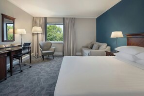 Quarto Deluxe, 1 cama king-size e sofá-cama | Roupa de alta qualidade, cofre no quarto, secretária 