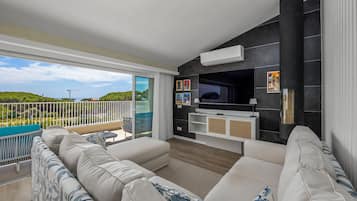 Casa de Férias Deluxe, 3 quartos, piscina privativa | Sala de estar | Televisor de ecrã plano de 40 polegadas com canais digitais