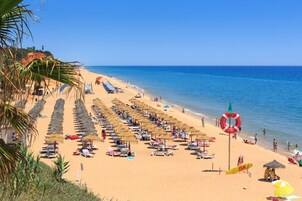 Perto da praia, areia branca 