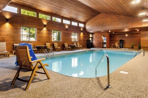 Piscina externa sazonal, funciona das 6h às 22h, espreguiçadeiras