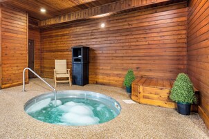 Piscina externa sazonal, funciona das 6h às 22h, espreguiçadeiras