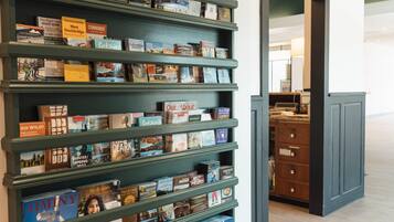 Uma estante com diversos livros e folhetos, incluindo títulos como 'JIMINY' e 'Paisagens do Berkshire'.