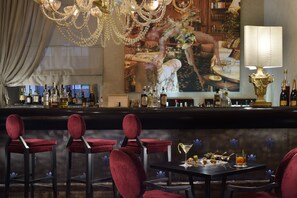 Este bar no lobby do hotel, com espaço para refeições ao ar livre 