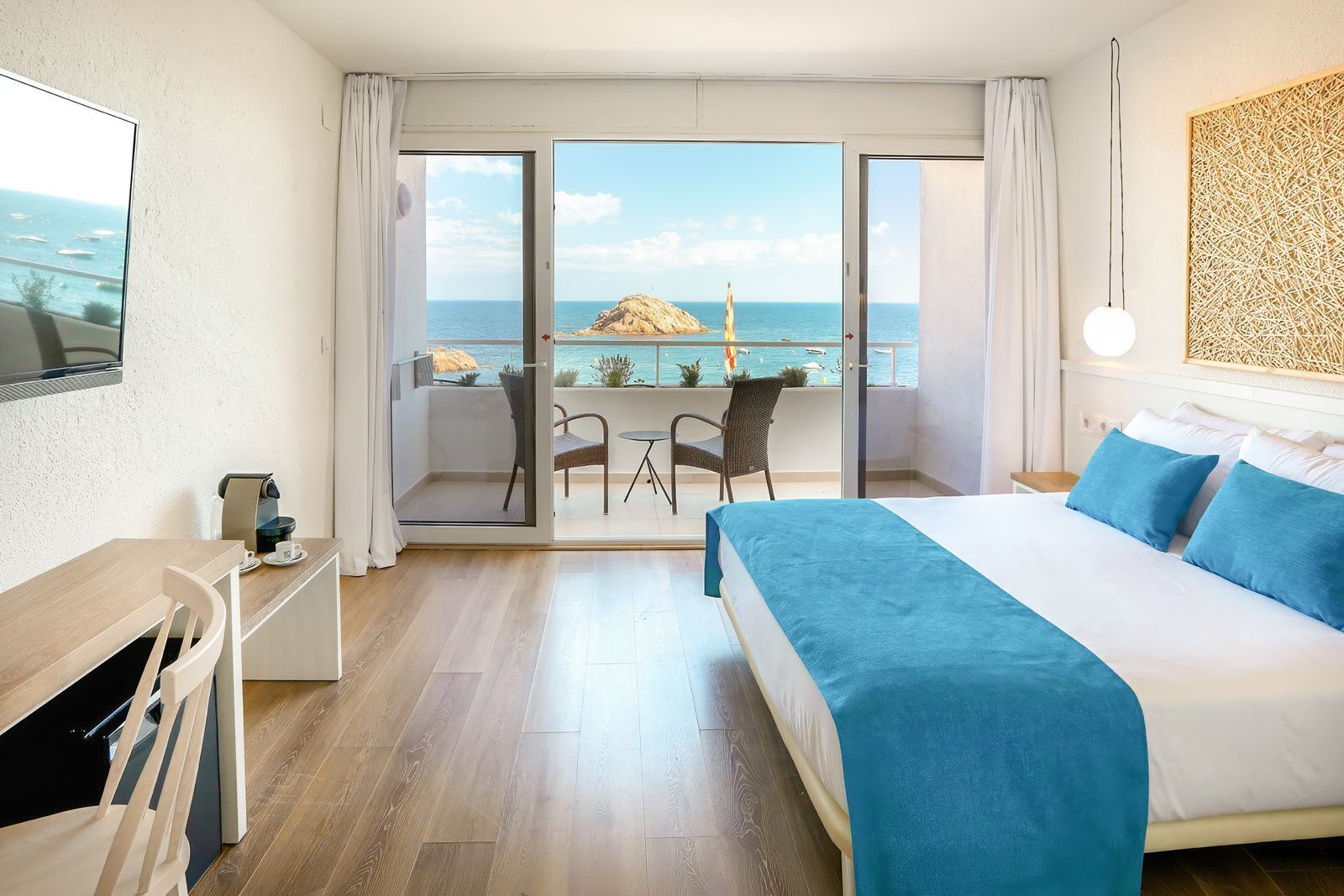 Quarto Duplo Premium, varanda, vista para o mar | Minibar, cofre no quarto, secretária, berços/camas para crianças grátis 