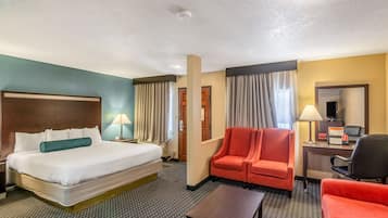 Suite, 1 cama king-size | Roupa de alta qualidade, secretária, cortinas/cortinados opacos