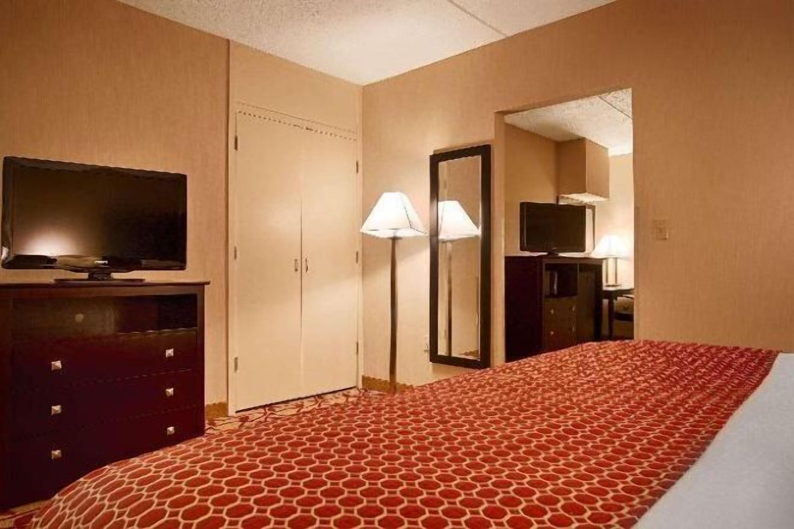 Escrivaninha, espaço de trabalho para notebook, cortinas blackout