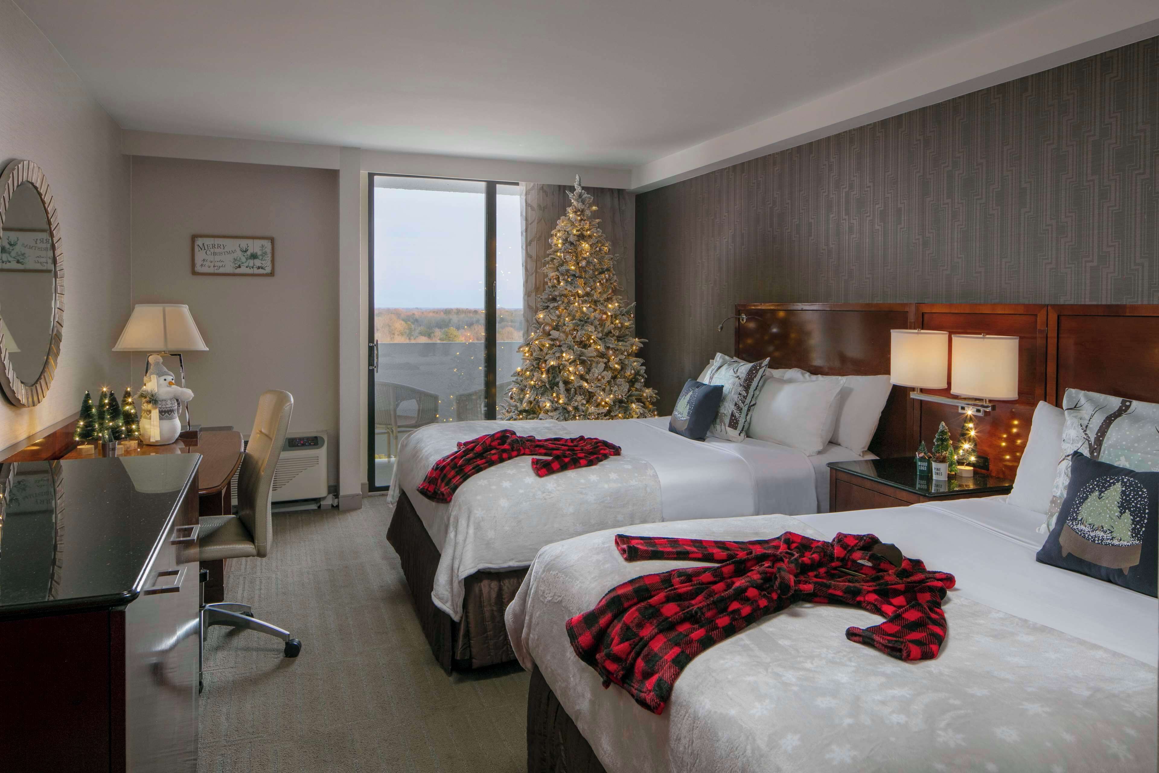 Quarto Superior, 2 camas de casal | Secretária, secretária adequada para computadores portáteis 