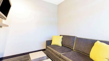 Cofre no quarto, secretária, ferro/tábua de engomar, camas desdobráveis