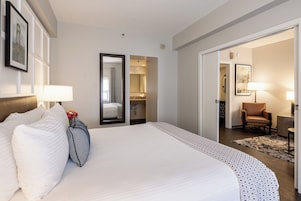 Suite, 1 cama king-size e sofá-cama | Roupa hipoalergénica, minibar, cofre com capacidade para portátil