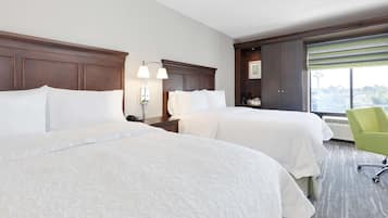 Quarto, 2 camas queen-size, não fumadores | Cofre no quarto, secretária, ferro/tábua de engomar
