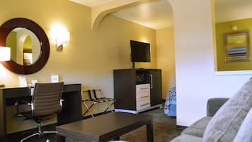 Suite-Estúdio, 1 cama king-size, não fumadores | Sala de estar | Televisor de ecrã plano de 40 polegadas com canais de TV premium