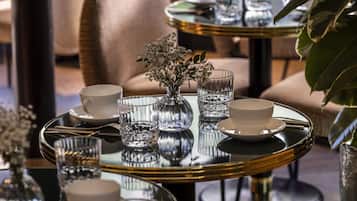 Café da manhã com buffet todos os dias (EUR 20 por pessoa)