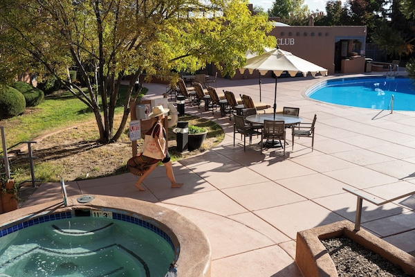 Piscina exterior sazonal, da(s) 9:00 à(s) 22:00, guarda-sóis