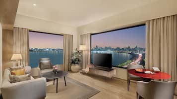 Roupa de alta qualidade, minibar, cofre com capacidade para portátil