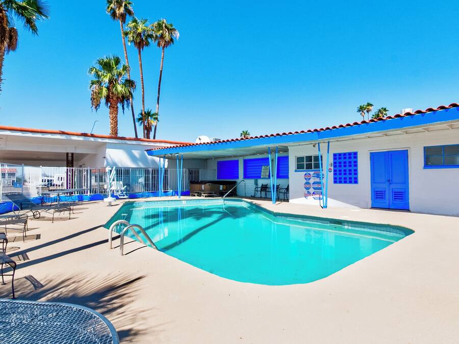 Piscina exterior, da(s) 7:00 à(s) 22:00, guarda-sóis