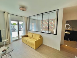 Apartamento conforto, 1 cama King e sofá-cama, para não fumantes, cozinha | Cortinas blackout, quartos à prova de som, ferros/tábuas de passar roupa