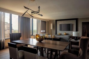 Roupas de cama antialérgicas, cofres nos quartos, escrivaninha